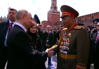 北朝鮮軍代表団　プーチン氏と握手＝戦勝記念式典参加