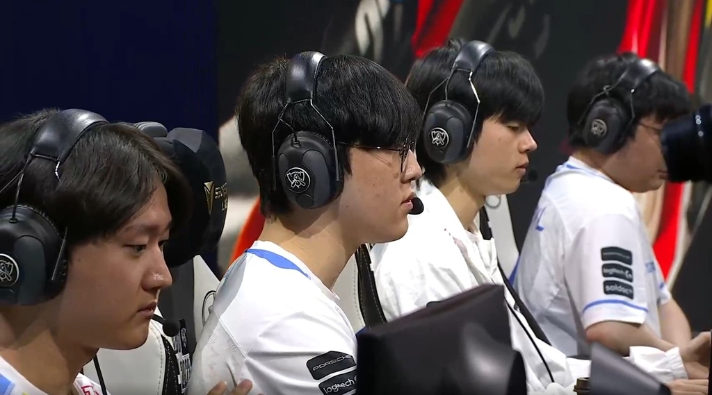 한국 DRX, 롤드컵서 '디펜딩 챔피언' EDG 꺾고 4강 파란 | 연합뉴스