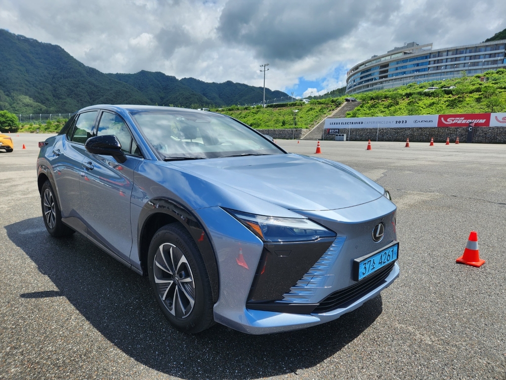 [시승기] 렉서스 RZ450e…안정감은 렉서스 그대로, 주행거리는 '글쎄' | 연합뉴스