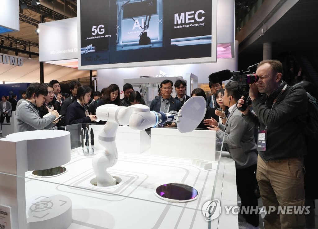 북적이는 'MWC19' SKT 부스 | 연합뉴스