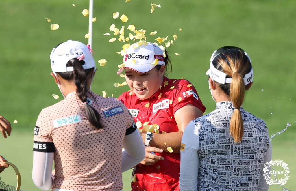 축하 세례받는 장하나 | 연합뉴스