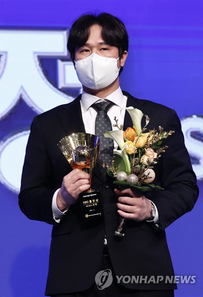 SSG 최정, KBO 정규시즌 타자 홈런 부문 수상 | 연합뉴스