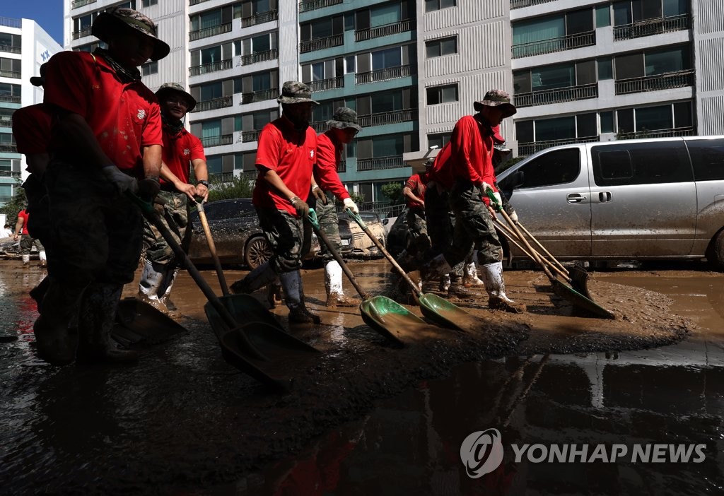 복구 작업하는 해병대 장병들 연합뉴스