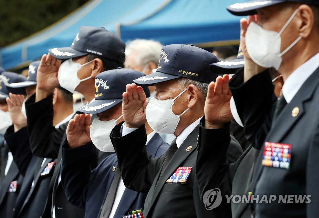경례하는 6·25 참전용사들 | 연합뉴스