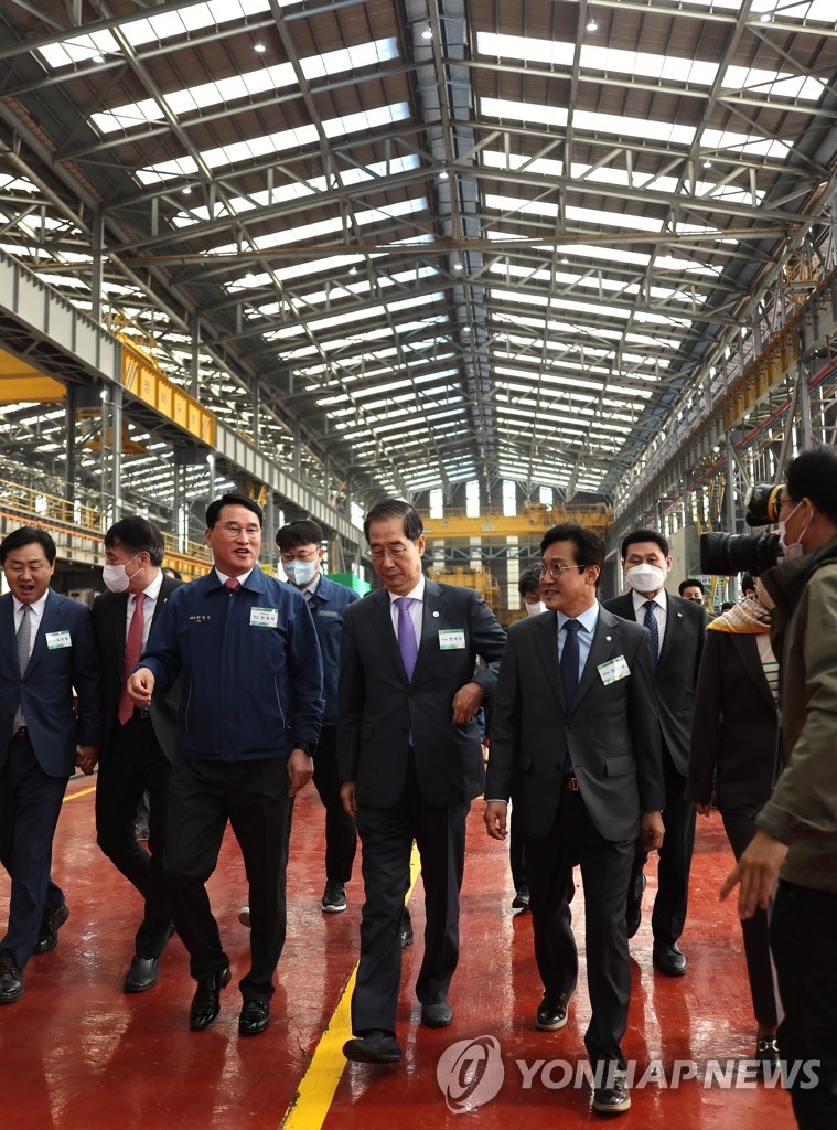 현대중공업 군산조선소 재가동 선포식 참석한 한덕수 총리 연합뉴스