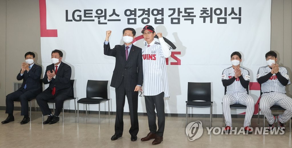 기념 촬영하는 염경엽 감독 연합뉴스