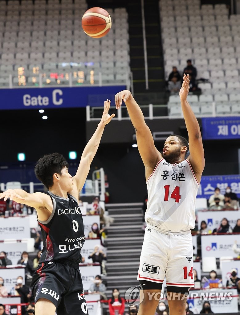 Basketball: Suwon KT Sonicboom vs. Anyang KGC | Yonhap News Agency