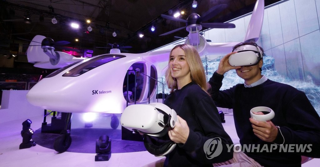 MWC 2023서 UAM 모형 체험하는 관계자들 | 연합뉴스