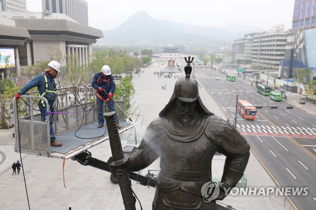 이순신 장군 동상 세척 연합뉴스