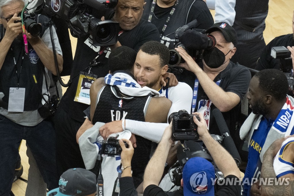 NBA PO 1라운드 마치고 포옹하는 스테픈 커리·디에런 폭스 | 연합뉴스