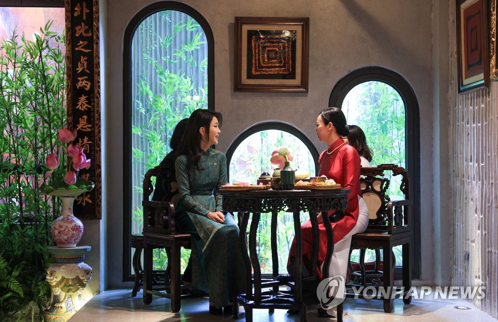 아오자이 입은 김여사 "베트남 우정 생생히 체감" | 연합뉴스