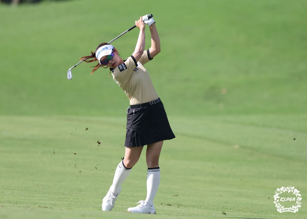 세컨드샷 하는 박민지 | 연합뉴스