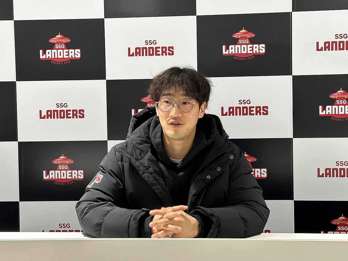 인터뷰하는 SSG 박종훈 | 연합뉴스