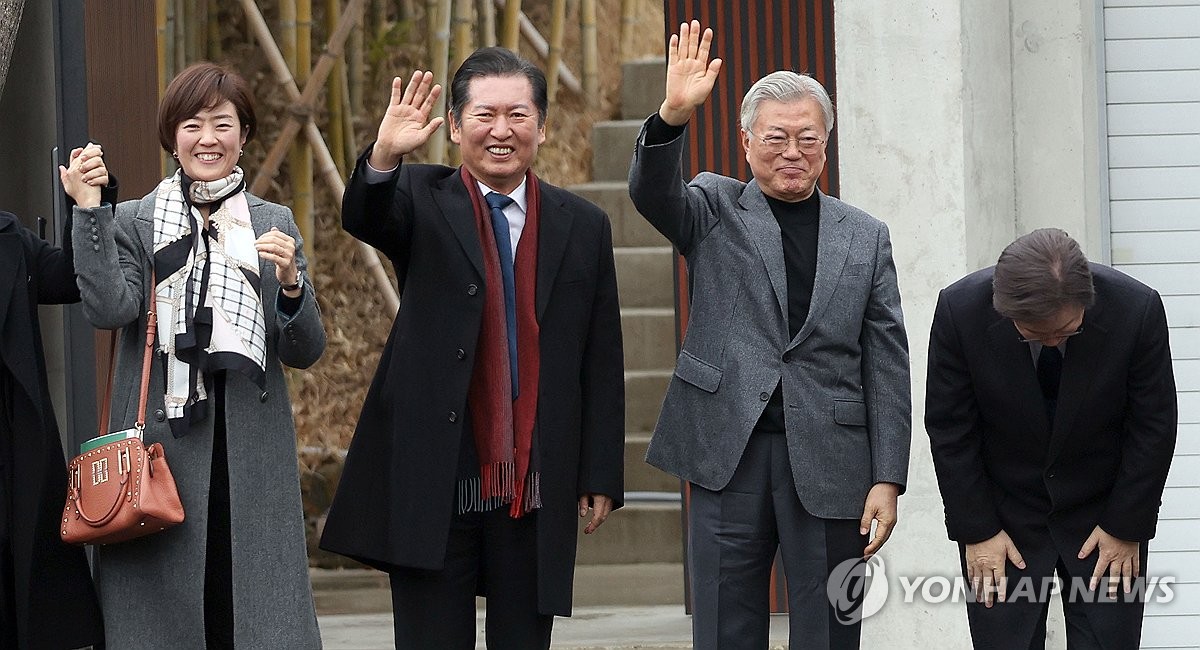 반가운 인사 연합뉴스
