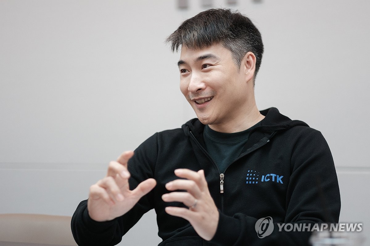 질문에 답하는 이정원 ICTK 대표 | 연합뉴스