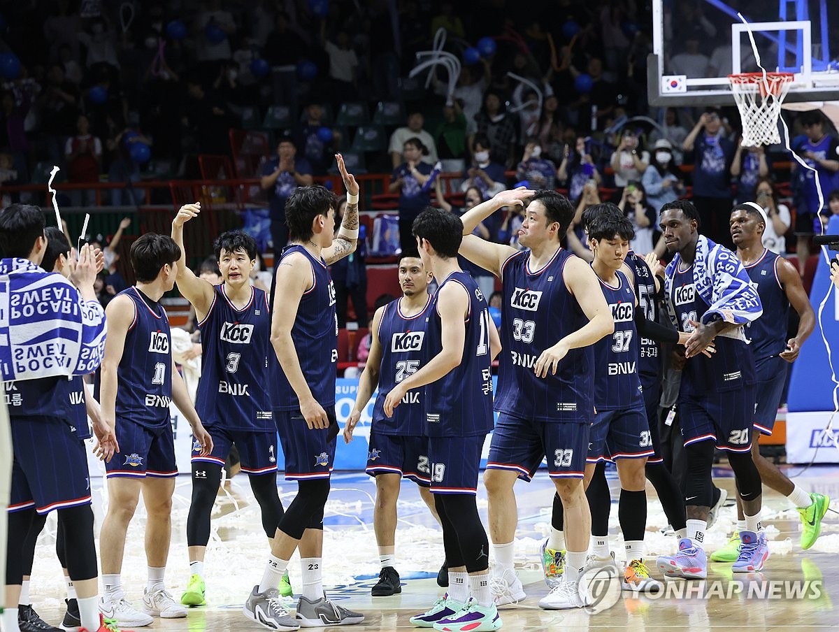 KCC 승리 만끽 | 연합뉴스