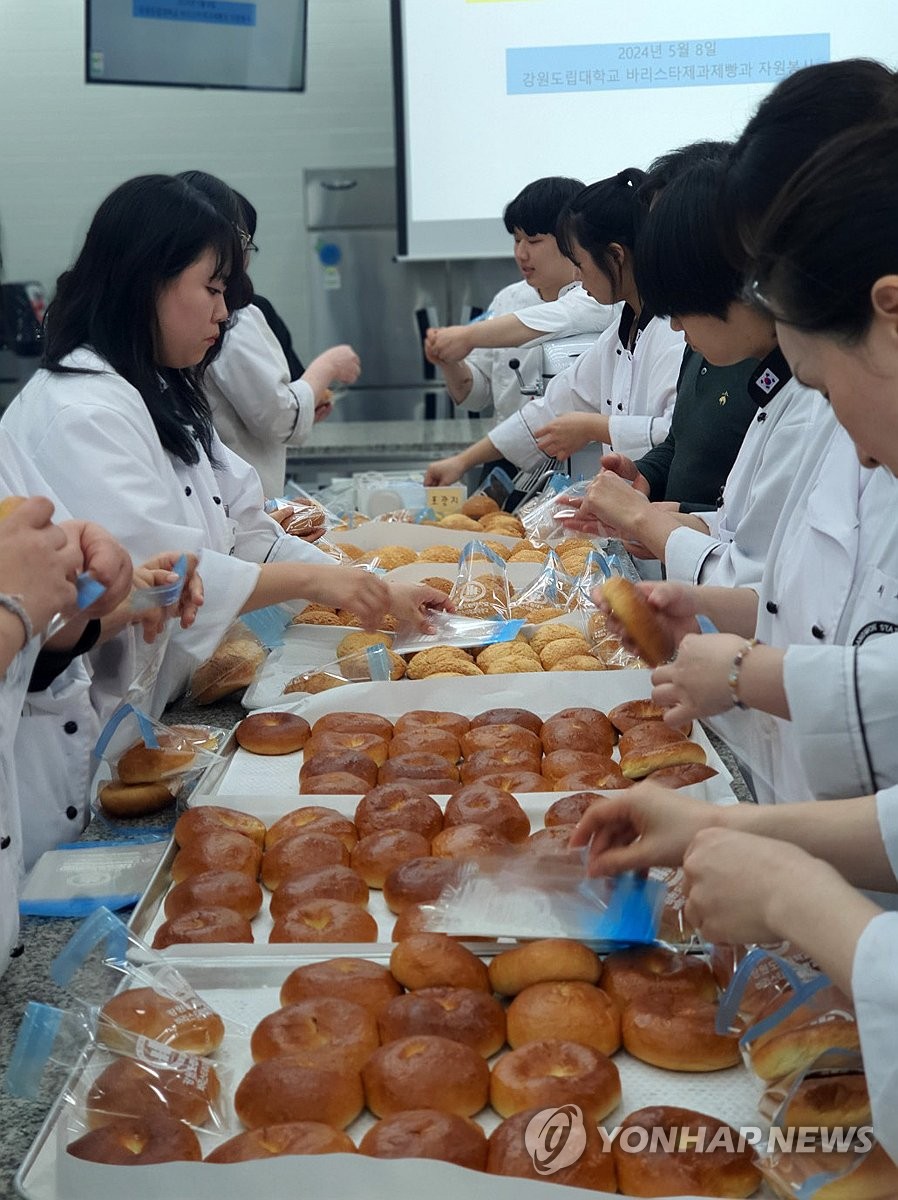 강원도립대 어버이날 맞아 제빵 봉사 연합뉴스