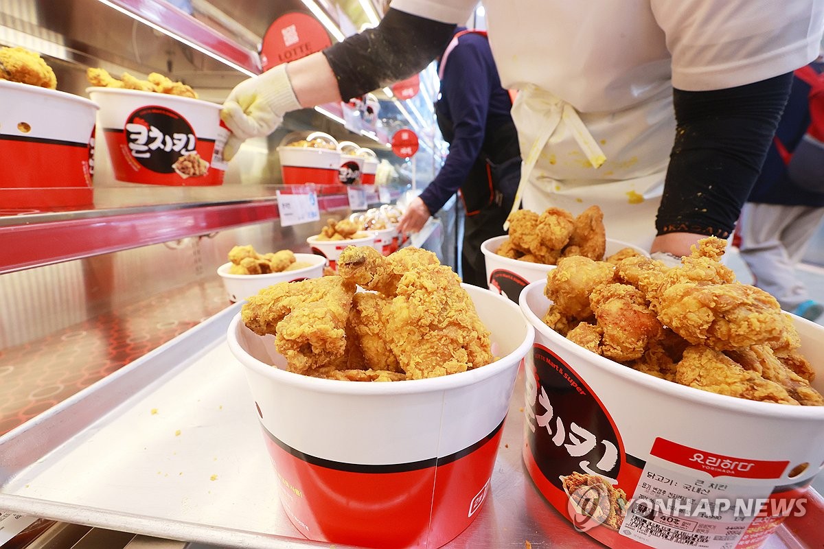 배달치킨 3만원 시대…마트 치킨 인기 연합뉴스