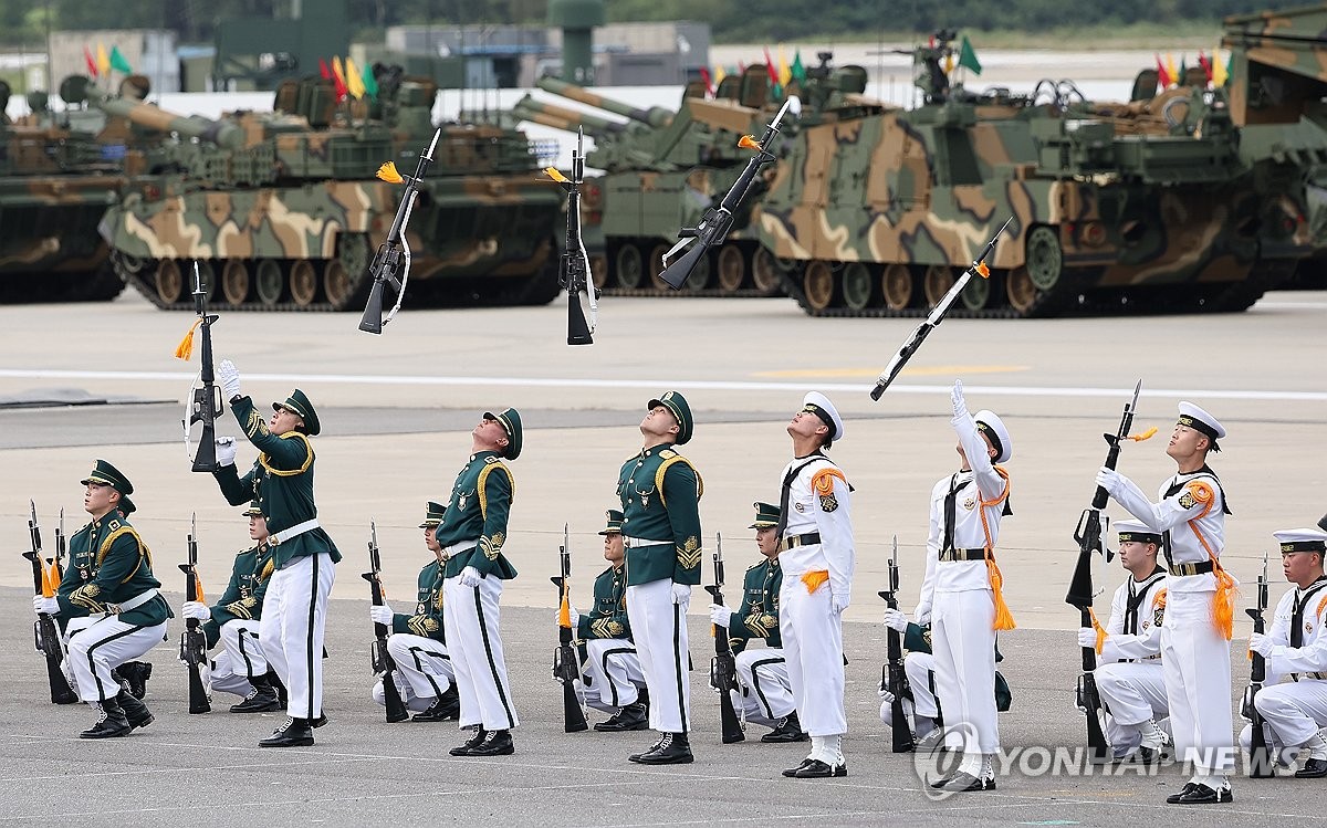 시범 보이는 국군 의장대 | 연합뉴스