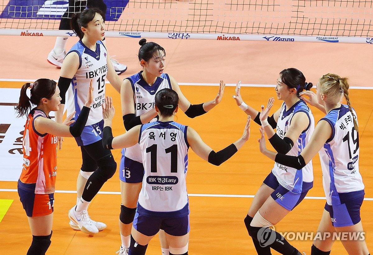 기뻐하는 IBK기업은행 선수들 | 연합뉴스