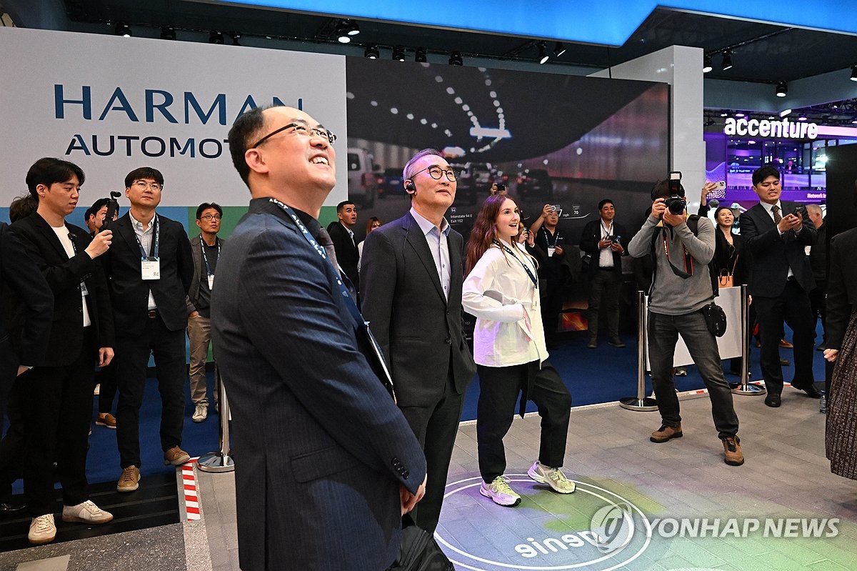 MWC 2025 KT부스 둘러보는 김영섭 대표 | 연합뉴스