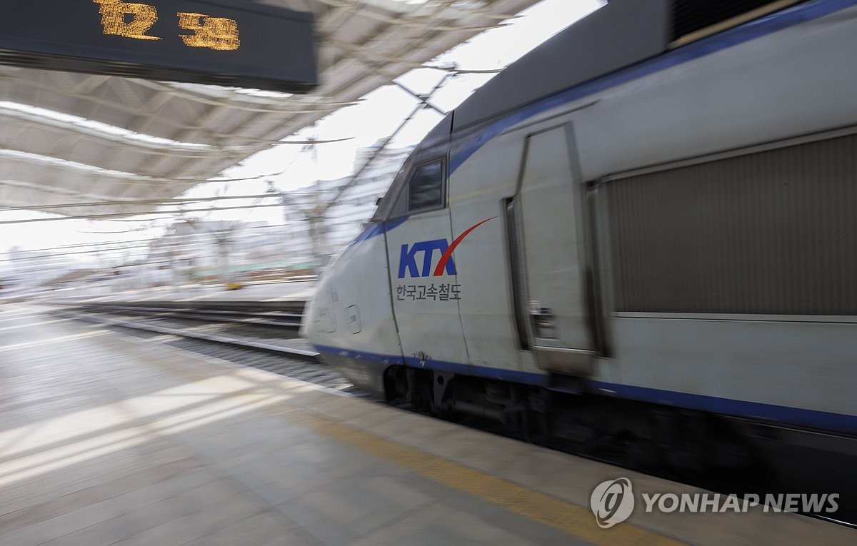 '차량 고장' KTX 대전역서 임시열차로 승객 환승 | 연합뉴스